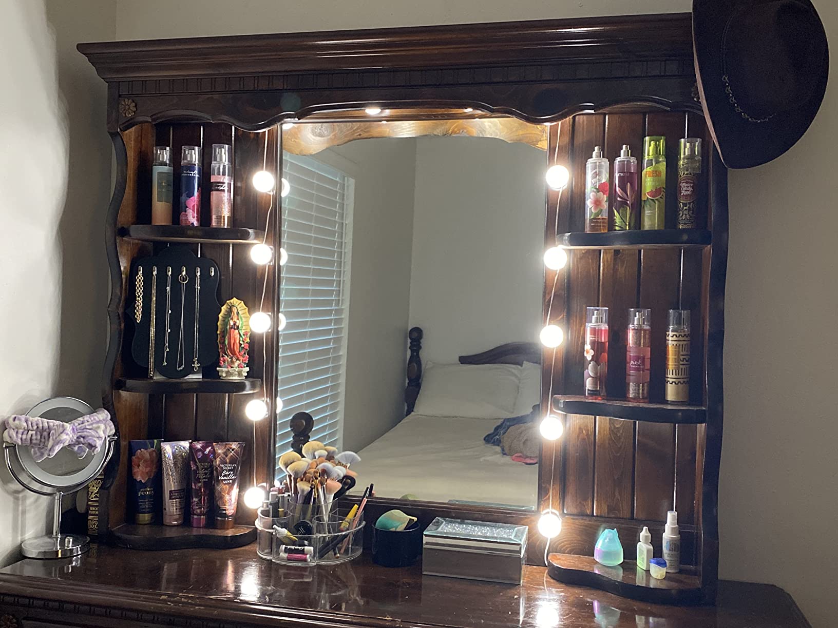 Crafting the Perfect Vanity Setup with a Mirror Adorned with Lights Bu ...